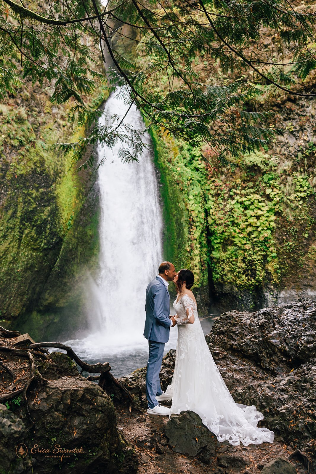 Adventurous Waterfall Elopement in Oregon - ericaswantekphotography.com